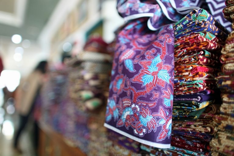 Batik Cirebon: Menemukan Keindahan Batik Kaya Warna di Desa Trusmi ...
