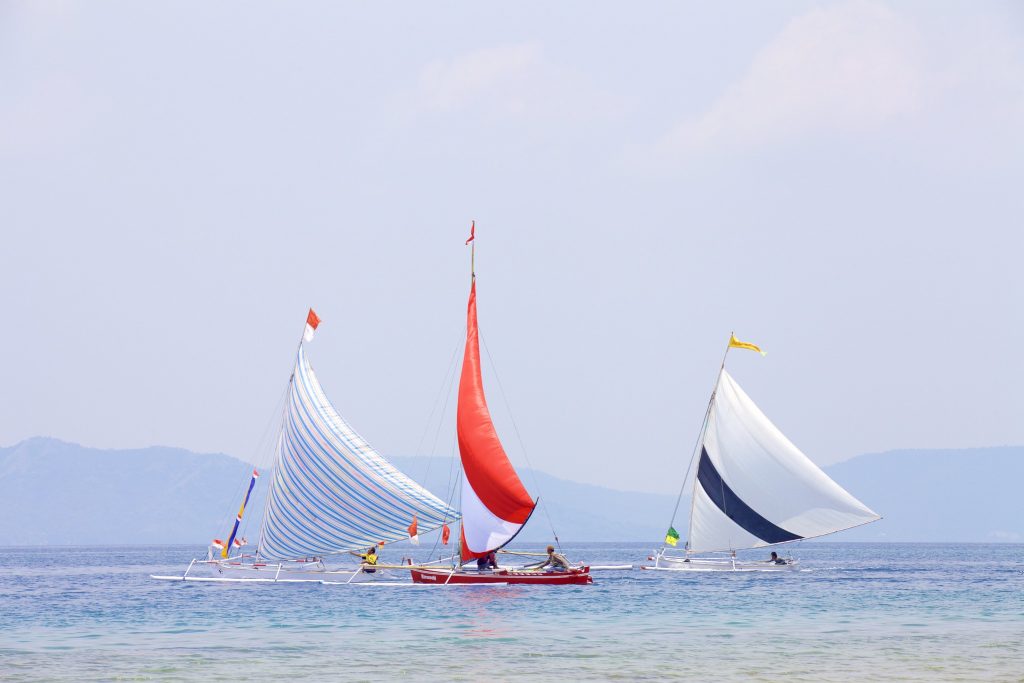 Perahu Sandeq: Menyaksikan Semangat Passandeq Mandar Berpacu di Lautan ...